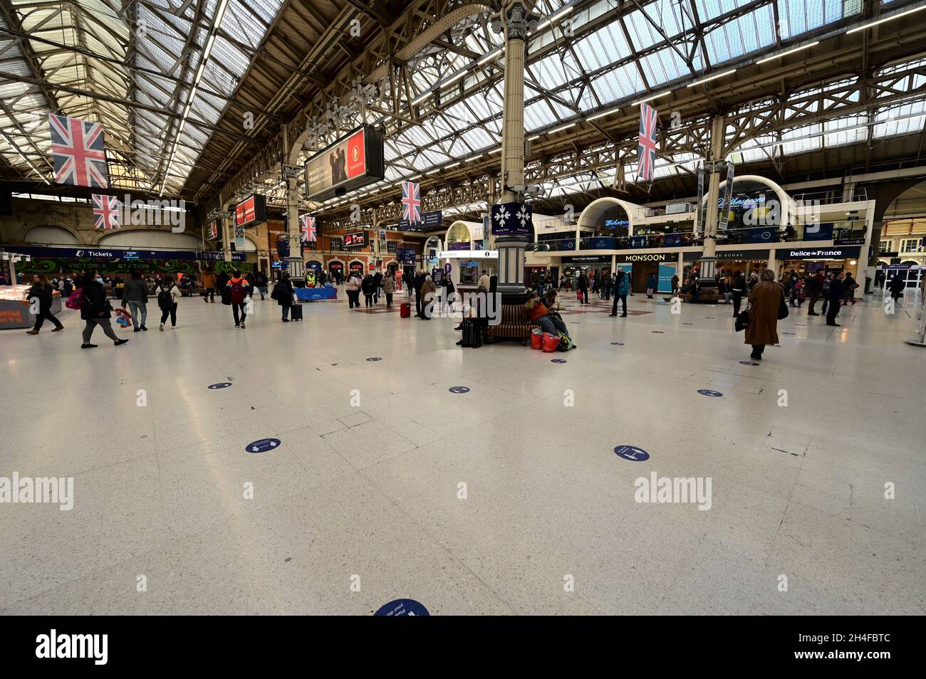 Passengers inside London Victoria railway station Stock Photo - Alamy