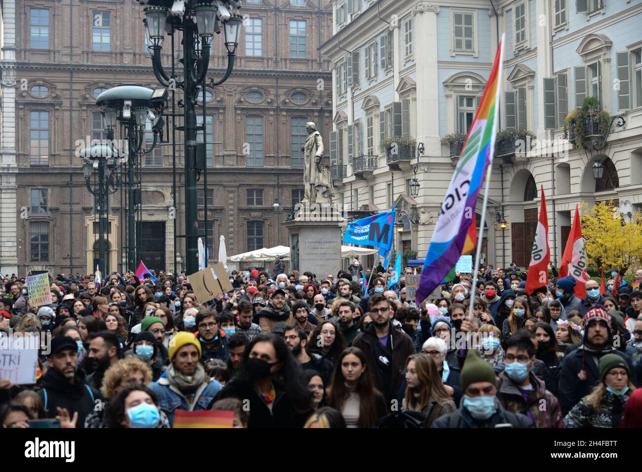 Citizens and associations in the streets to support the battle for ...