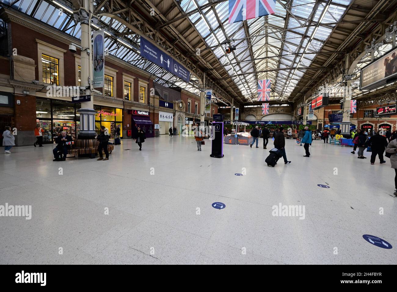 Passengers inside London Victoria railway station Stock Photo - Alamy