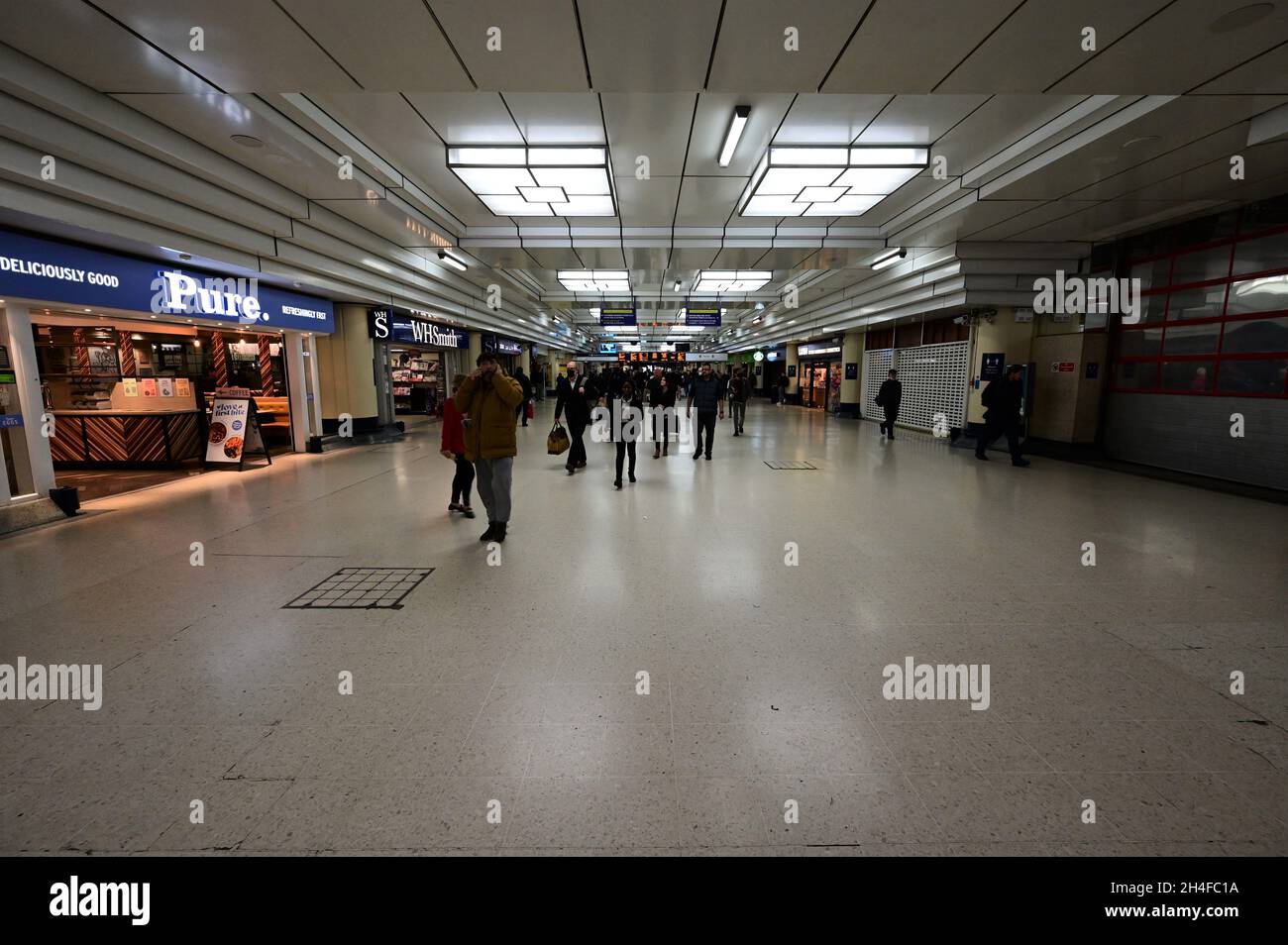 Passengers inside London Victoria railway station Stock Photo - Alamy