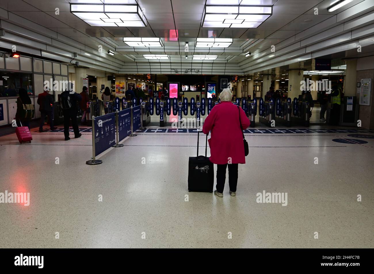 Passengers inside London Victoria railway station Stock Photo - Alamy