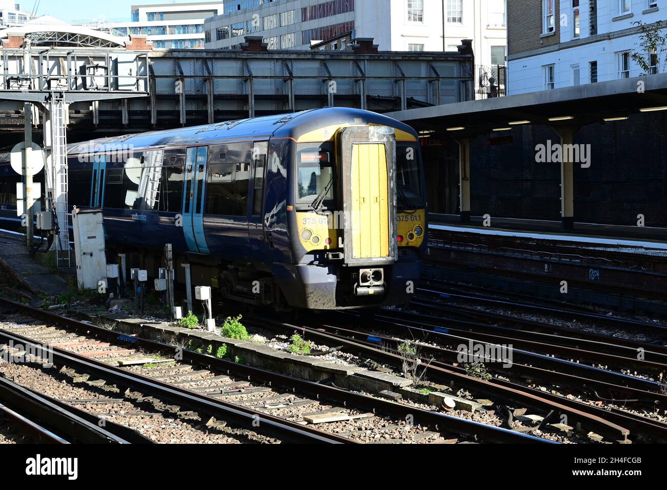 Southeastern class 375 at London Victoria station Stock Photo - Alamy