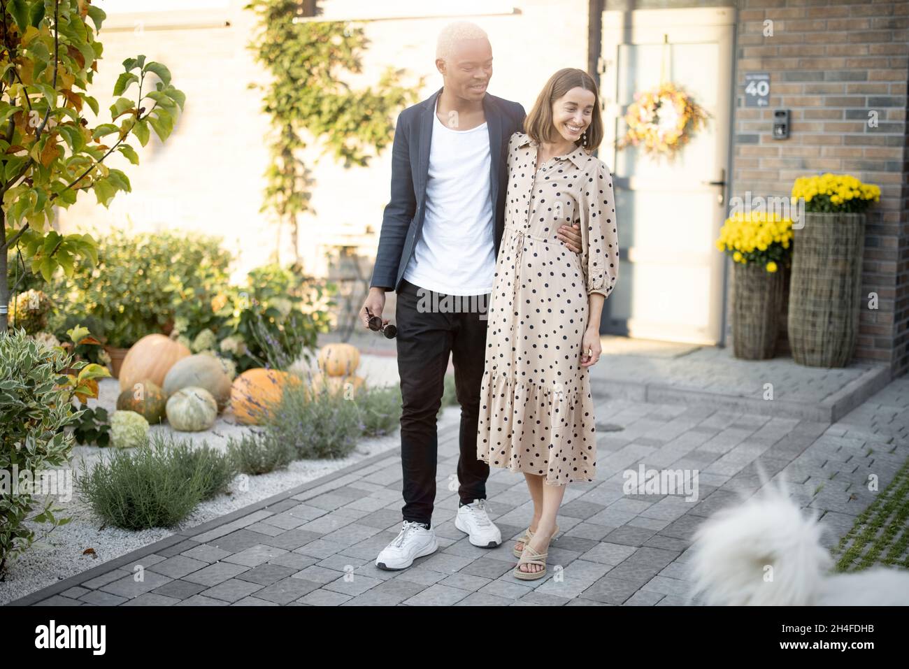 Family sunshine together house hi-res stock photography and images - Alamy