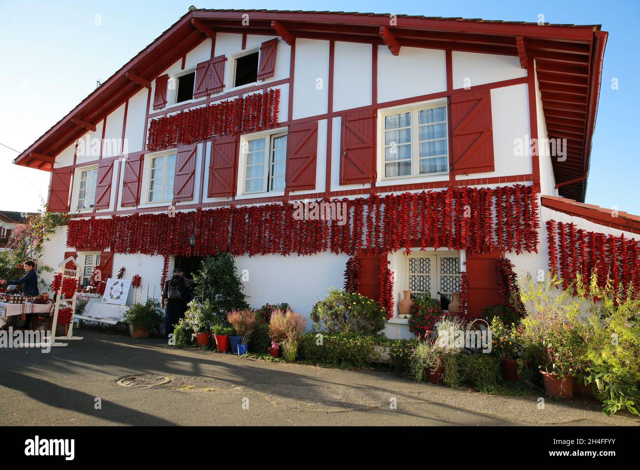 House covered in chillies in the famous village of Espelette, Pays ...
