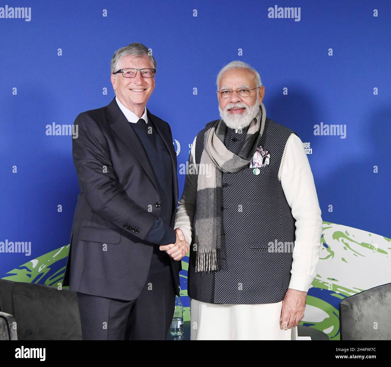 Bill gates standing hi-res stock photography and images - Alamy