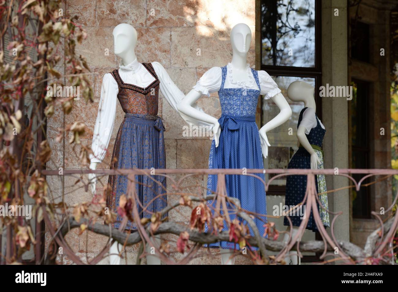 Das "Dirndl", ein typisch österreichisches und bayerisches Kleid ...