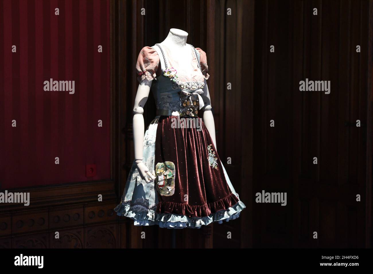 Das "Dirndl", ein typisch österreichisches und bayerisches Kleid ...