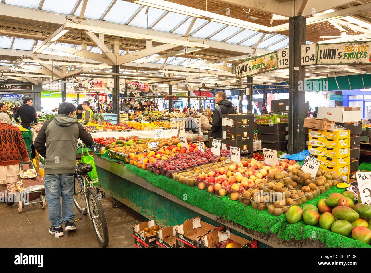 Fruit and vegetable stall in Leicester Market, Market Square, City ...