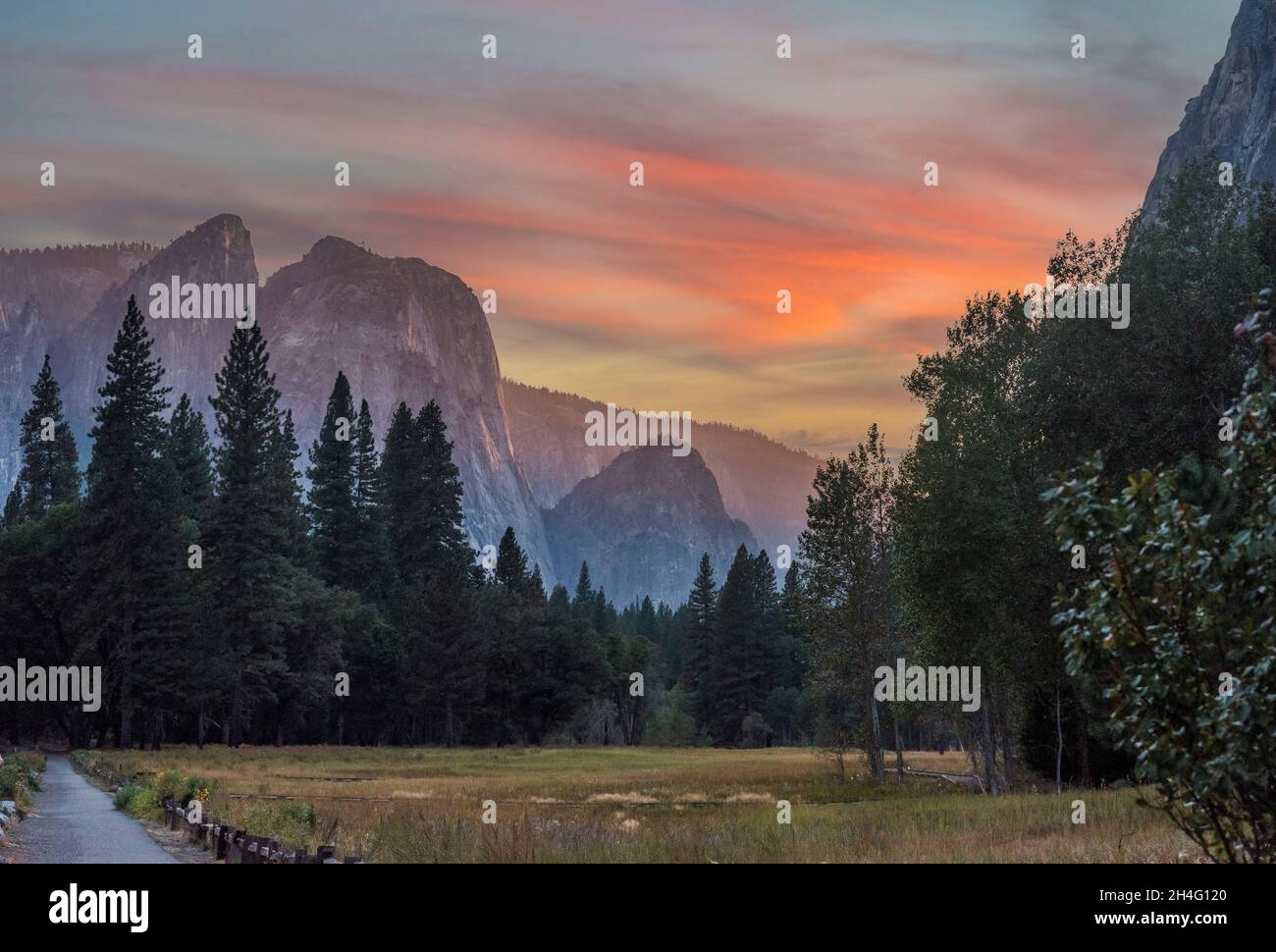 Sunset in the Yosemite Valley, Yosemite National Park, USA Stock Photo ...