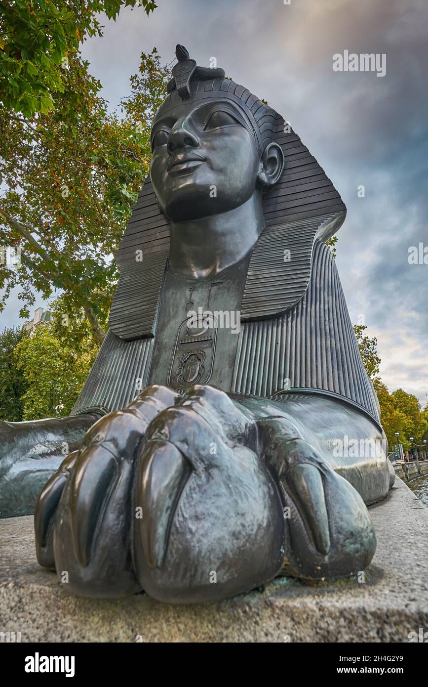 Statue of Sphinx cleopatra;s needle london Stock Photo - Alamy