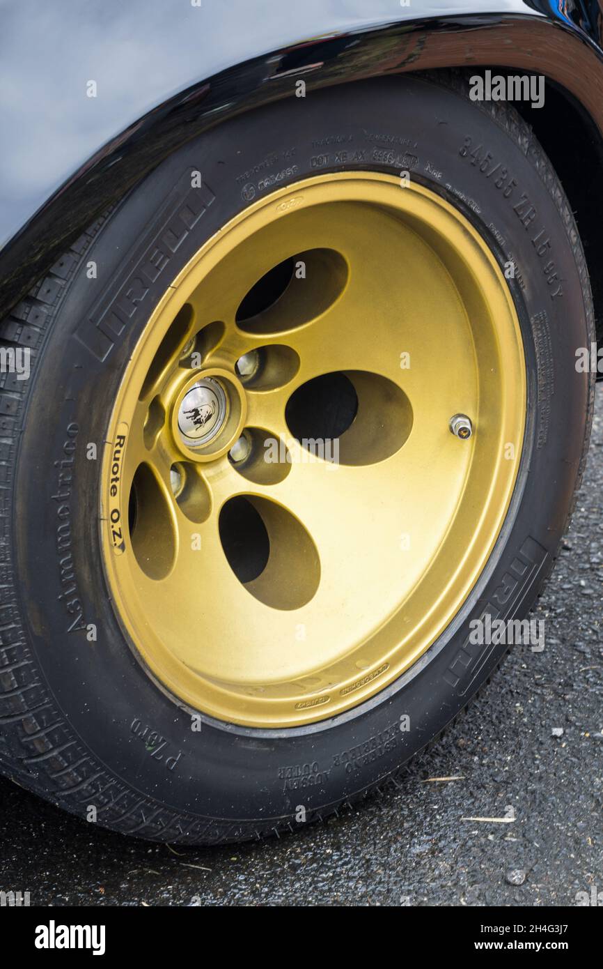 Lamborghini countach lp5000 quattrovalvole hi-res stock photography and ...