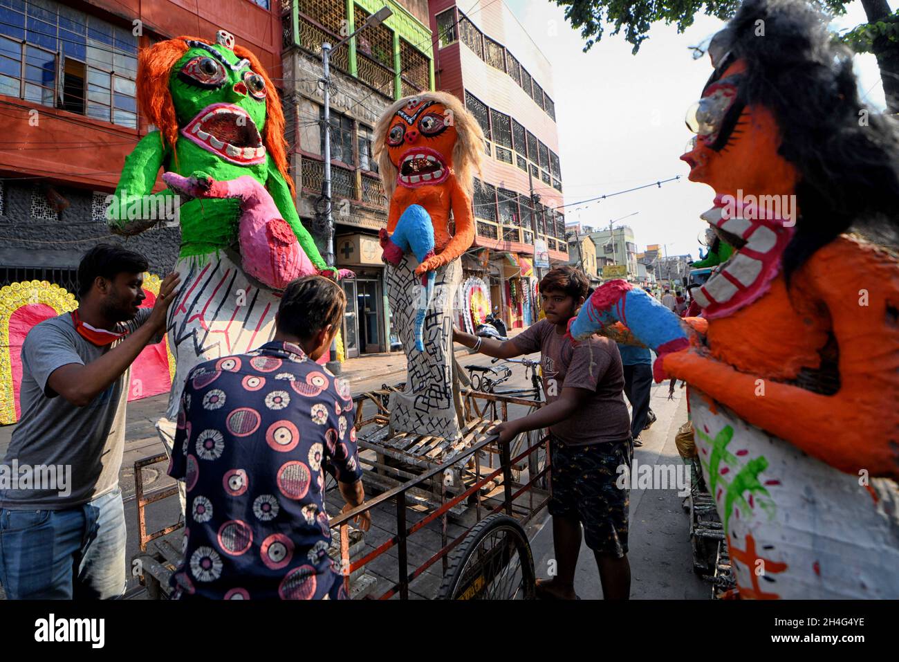 Kolkata, India. 02nd Nov, 2021. An artist seen putting demon clay ...
