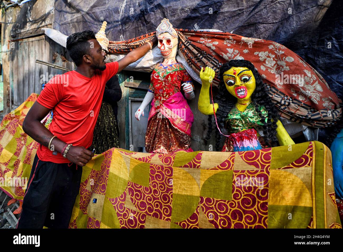Kolkata, India. 02nd Nov, 2021. An artist seen making final touches to ...