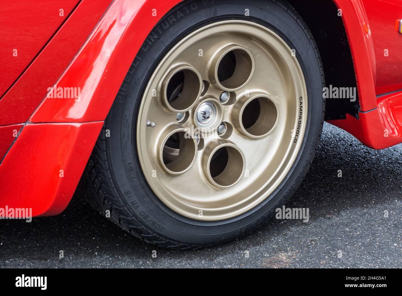 Close up detail of a gold Campagnolo Bravo wheel on a red Lamborghini ...