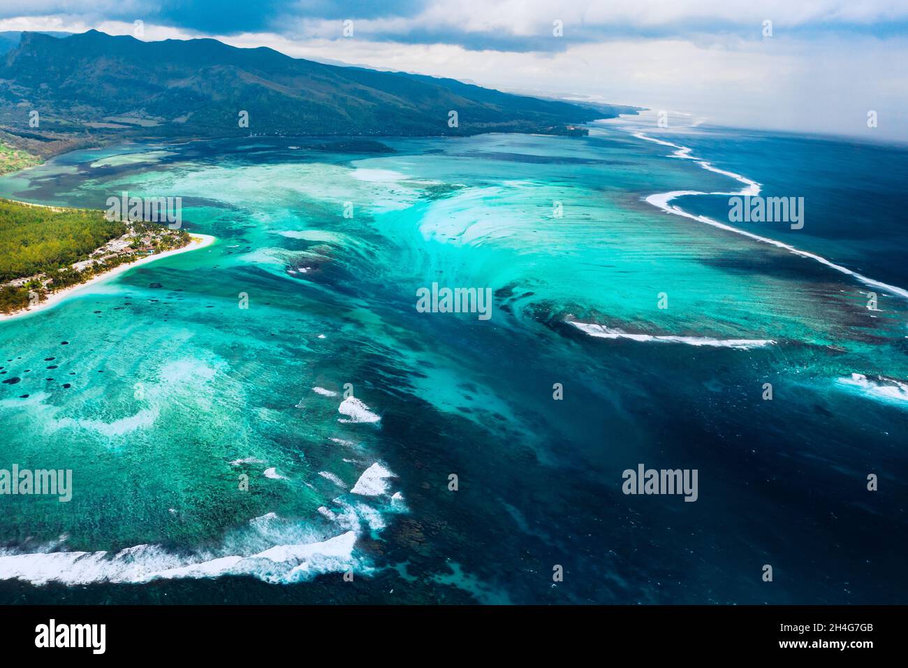 The view from the bird's eye view of the coral reef near the mountain ...