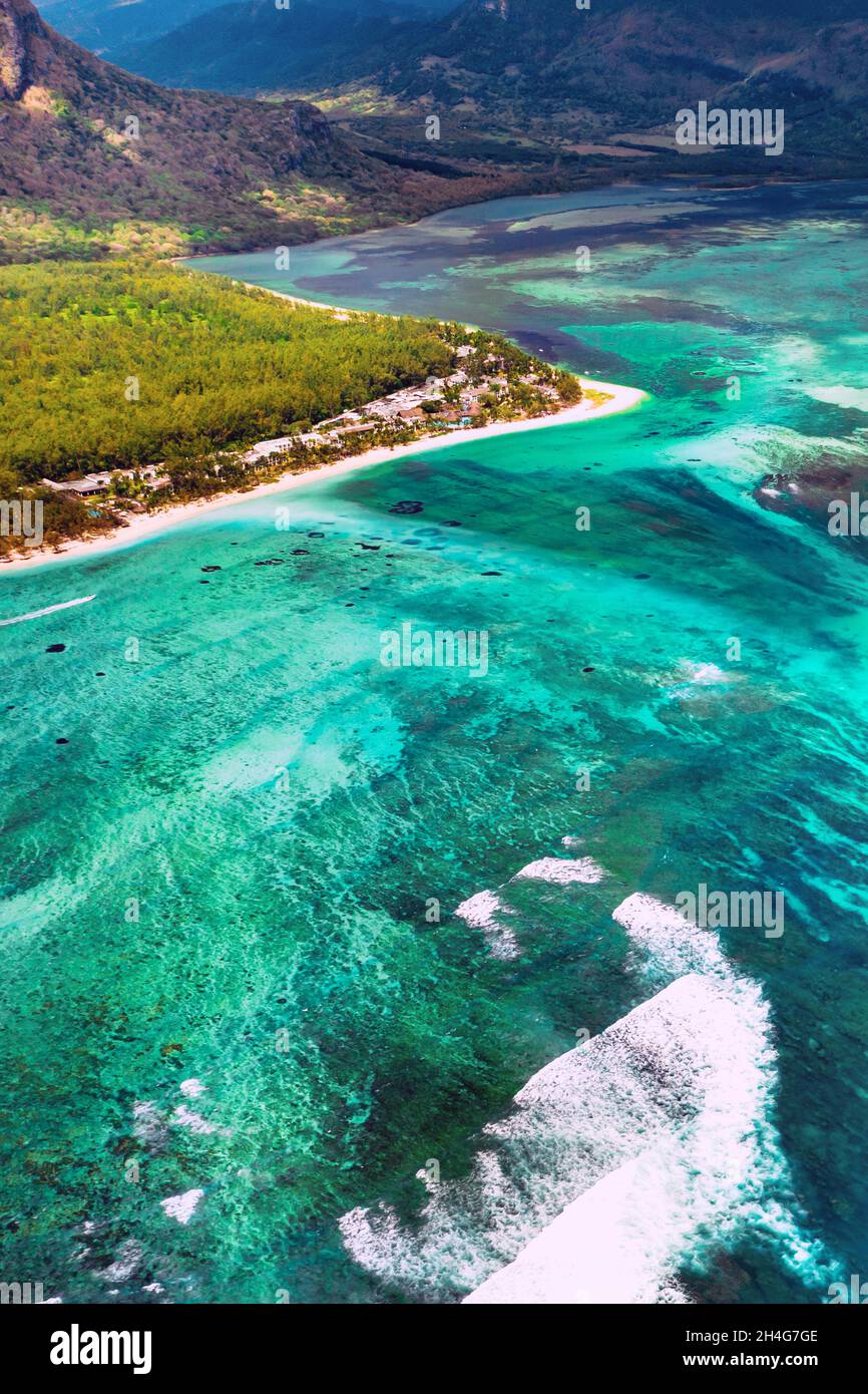 The view from the bird's eye view of the coral reef near the mountain ...