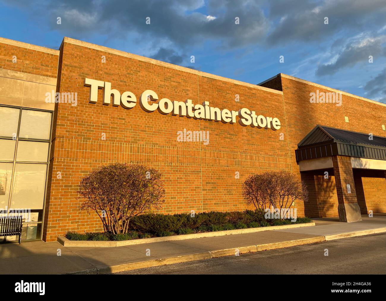 Brick storefront hi-res stock photography and images - Alamy