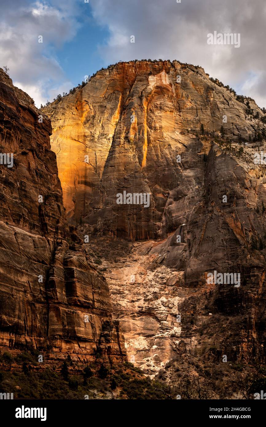 Cable Mountain Showing The Rock Fall That Closed Echo Canyon in Zion ...