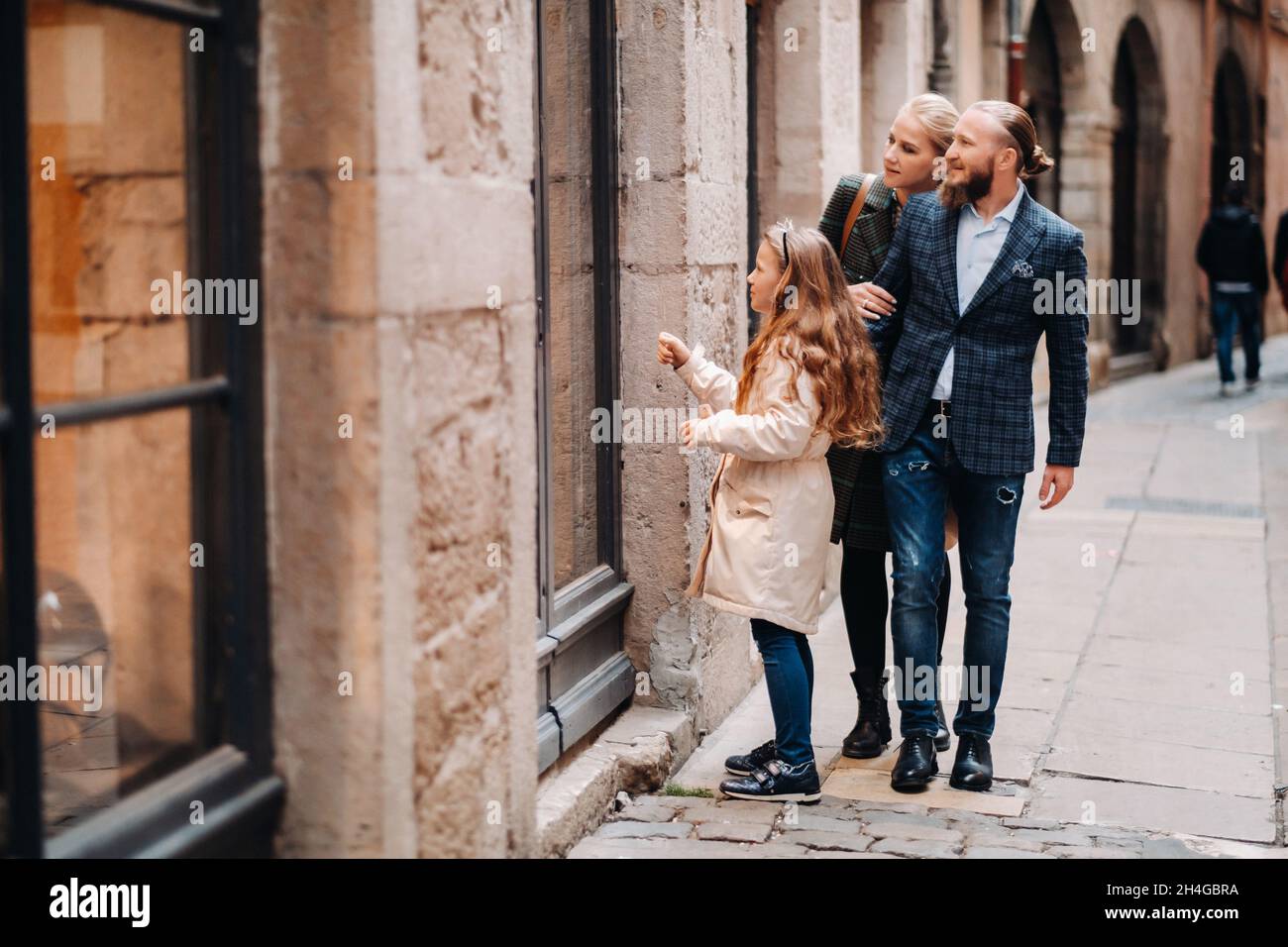A beautiful family with strolls through the old city of Lyon in France ...
