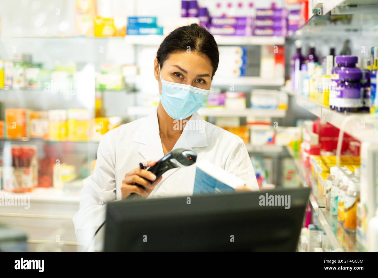 Female pharmacist in mask hi-res stock photography and images - Alamy