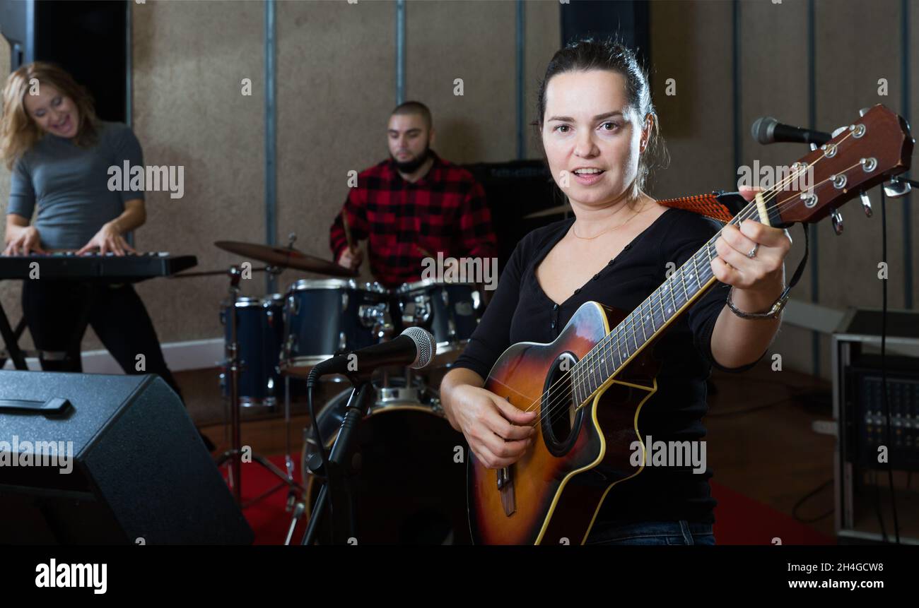 Female singer male guitarist hi-res stock photography and images - Alamy