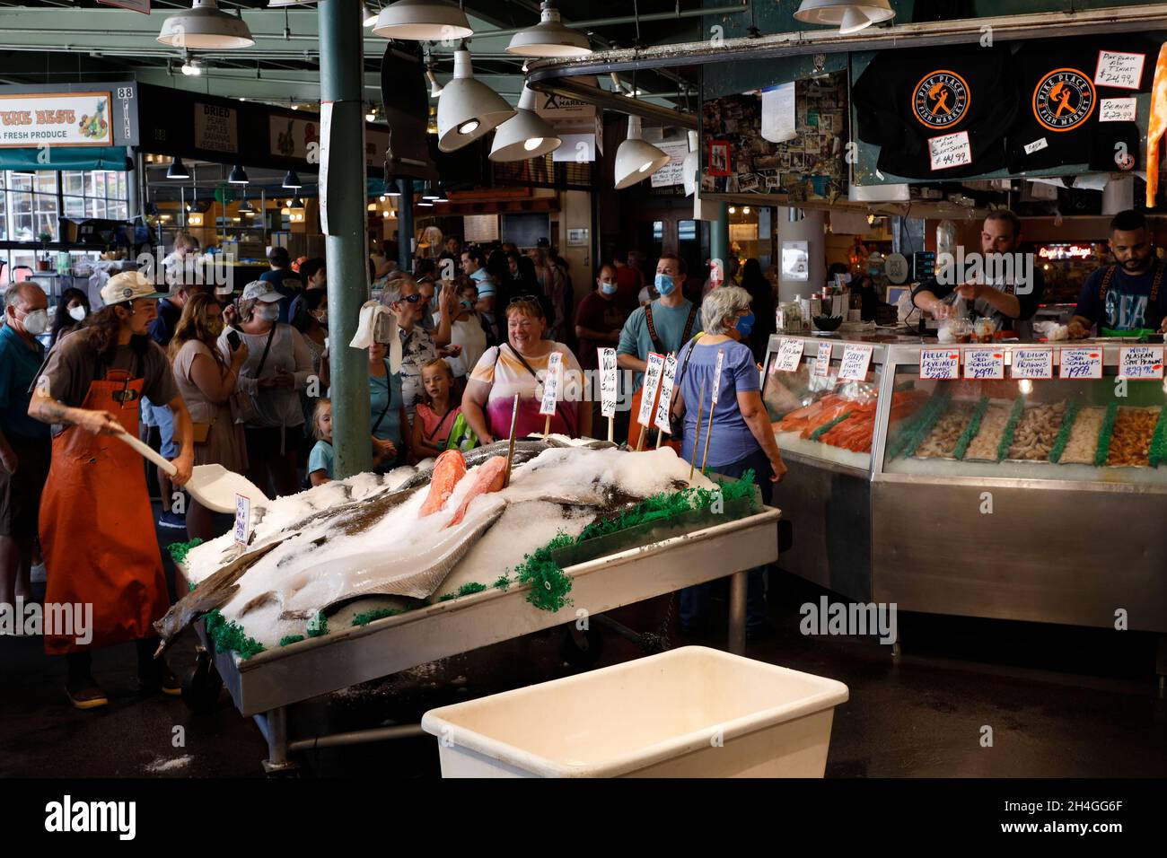Shoppers in seattle public market center hi-res stock photography and ...