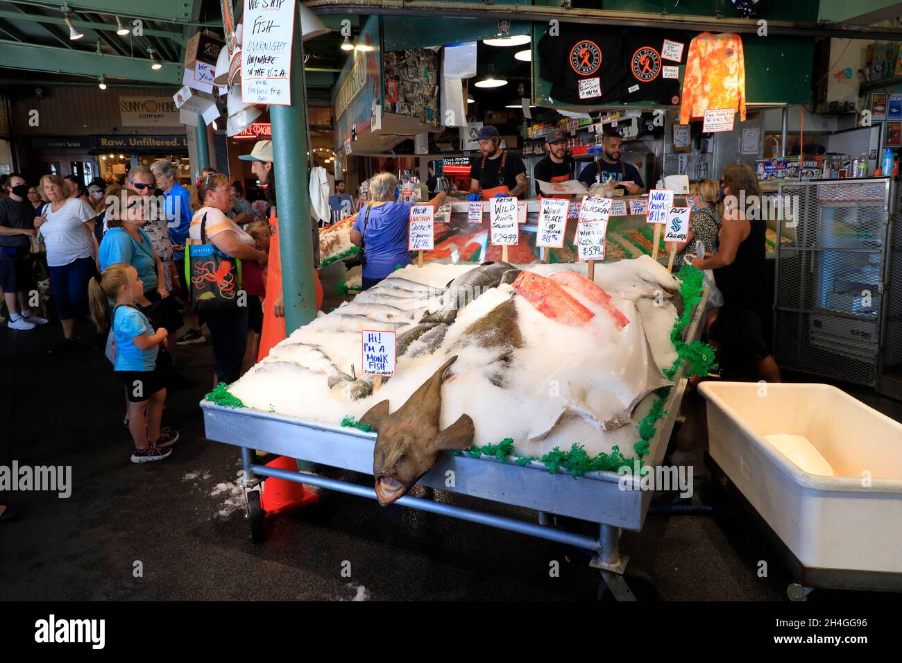 Shoppers in seattle public market center hi-res stock photography and ...