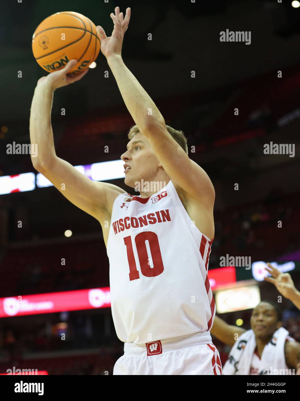 October 29, 2021: Wisconsin Badgers guard Isaac Lindsey (10) takes a ...