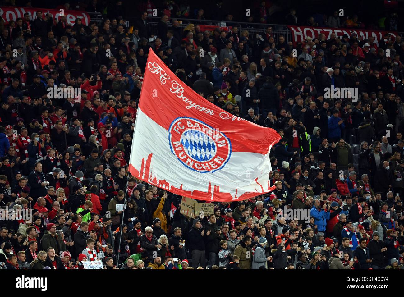 Munich, Deutschland. 02nd Nov, 2021. Flag, flag with the Bayern club ...