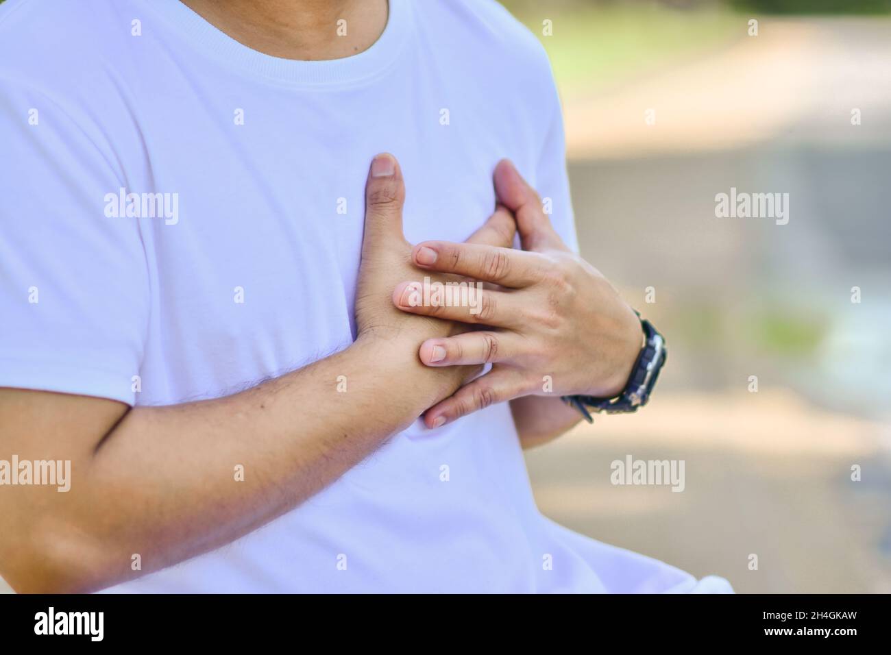 man suffering from heart disease have a heart attack Stock Photo - Alamy