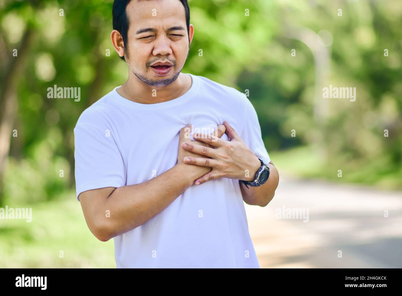 man suffering from heart disease have a heart attack Stock Photo - Alamy
