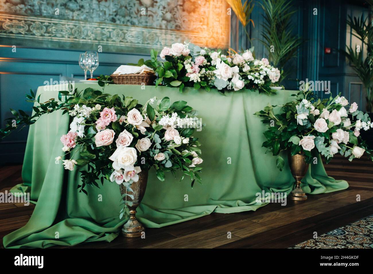 Candlelight table castle hi-res stock photography and images - Alamy