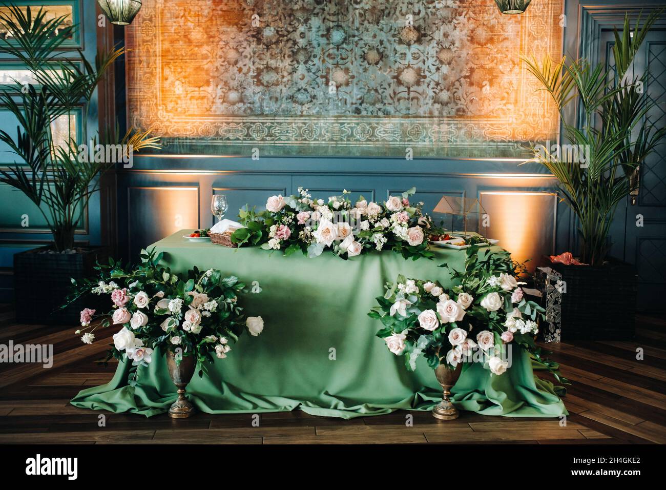 Candlelight table castle hi-res stock photography and images - Alamy