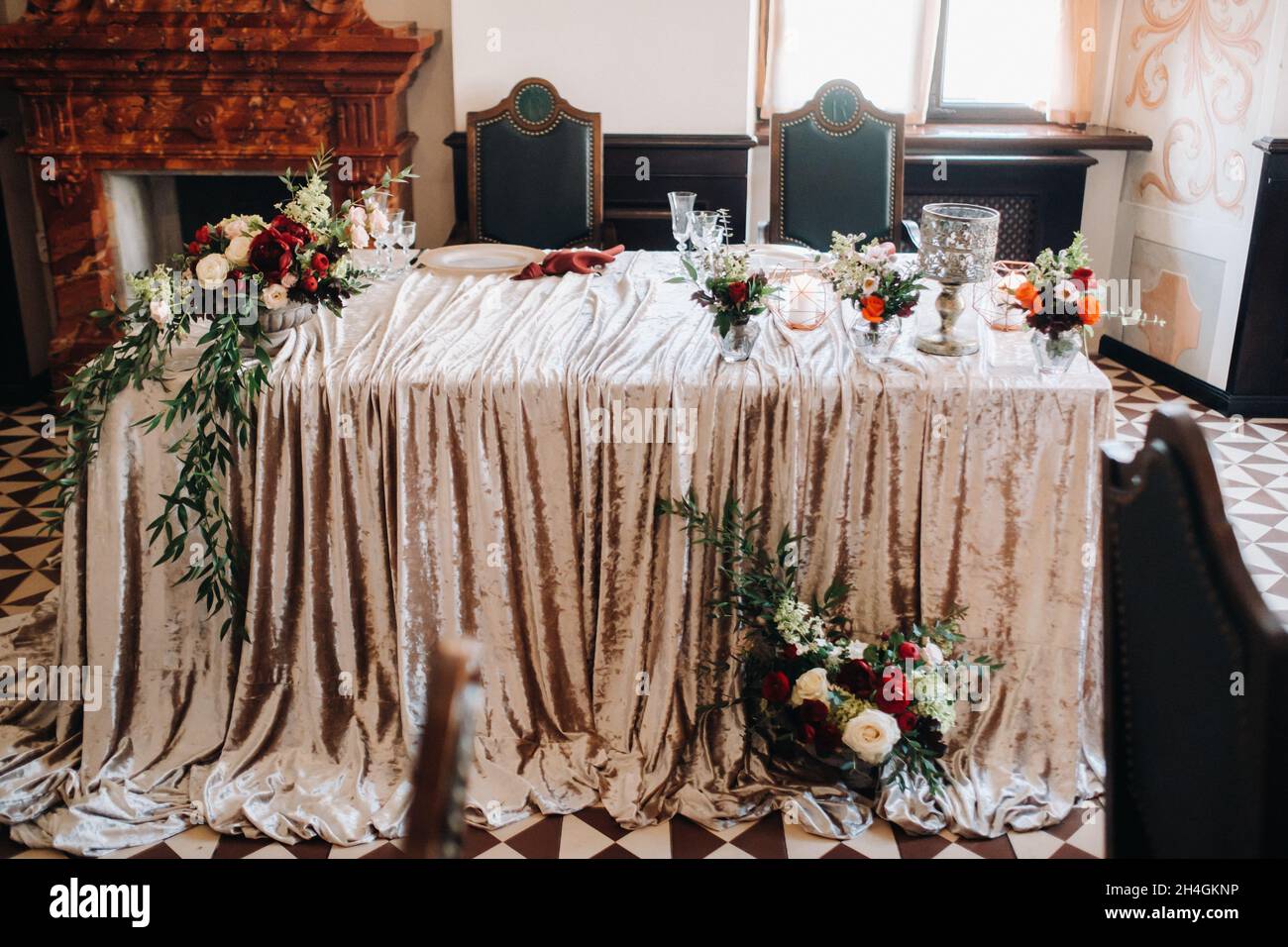 Candlelight table castle hi-res stock photography and images - Alamy