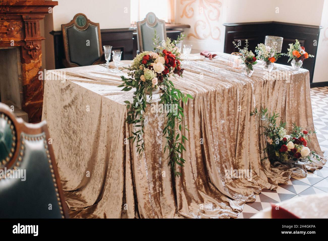 Candlelight table castle hi-res stock photography and images - Alamy