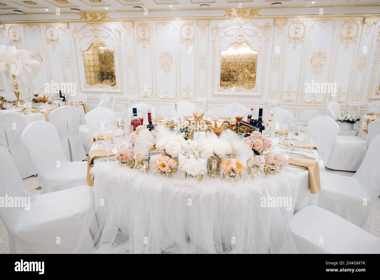 Candlelight table castle hi-res stock photography and images - Alamy