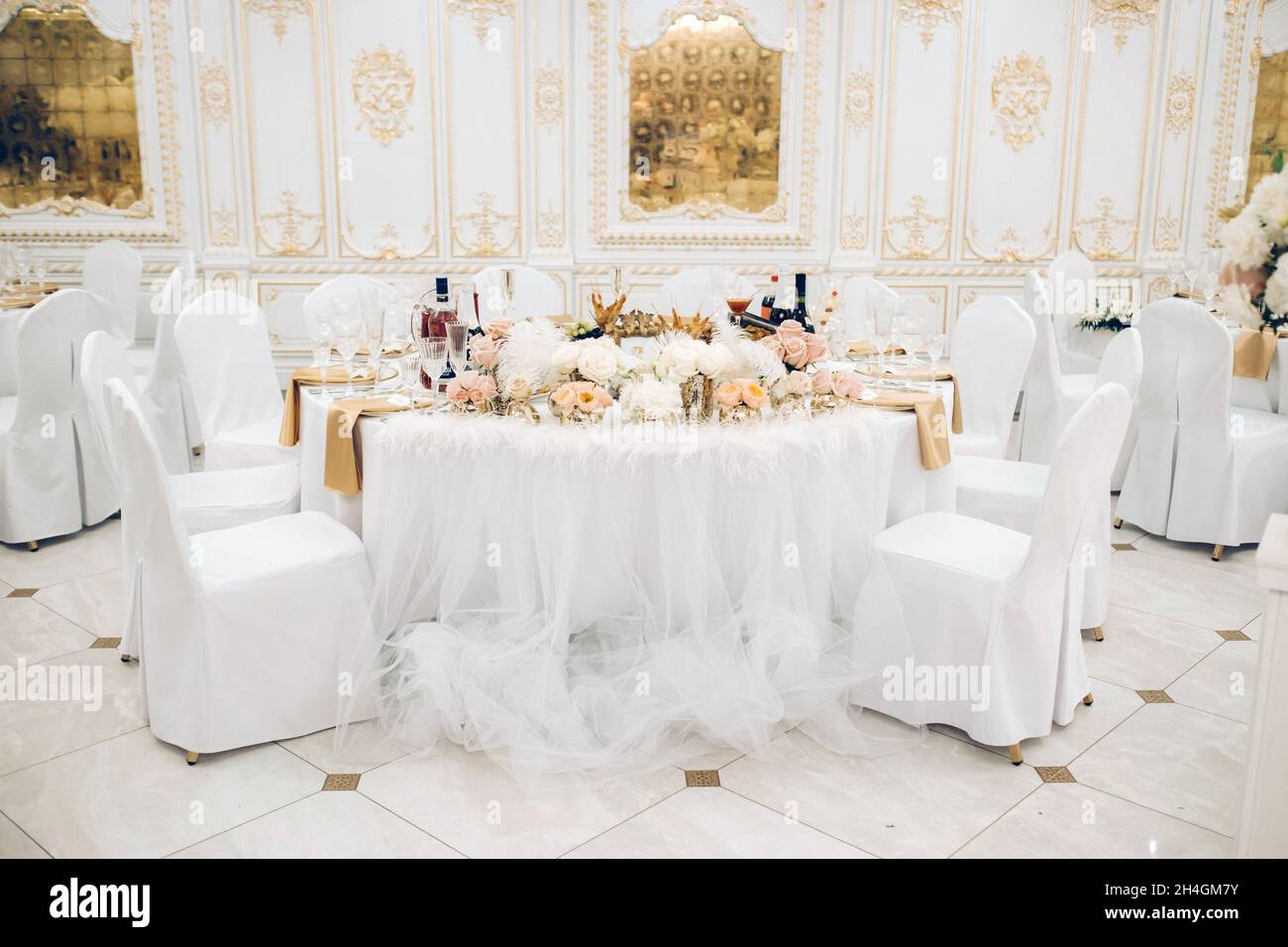 Candlelight table castle hi-res stock photography and images - Alamy