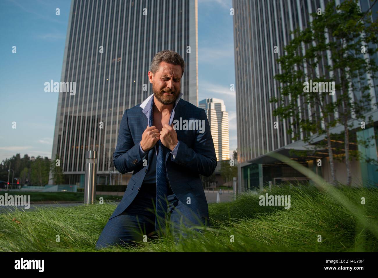 Angry businessman. Screaming furious business man getting mad. Bad ...