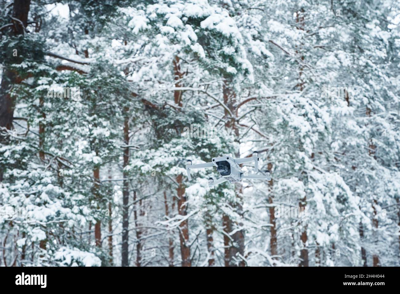 Snowy forest drone hi-res stock photography and images - Alamy