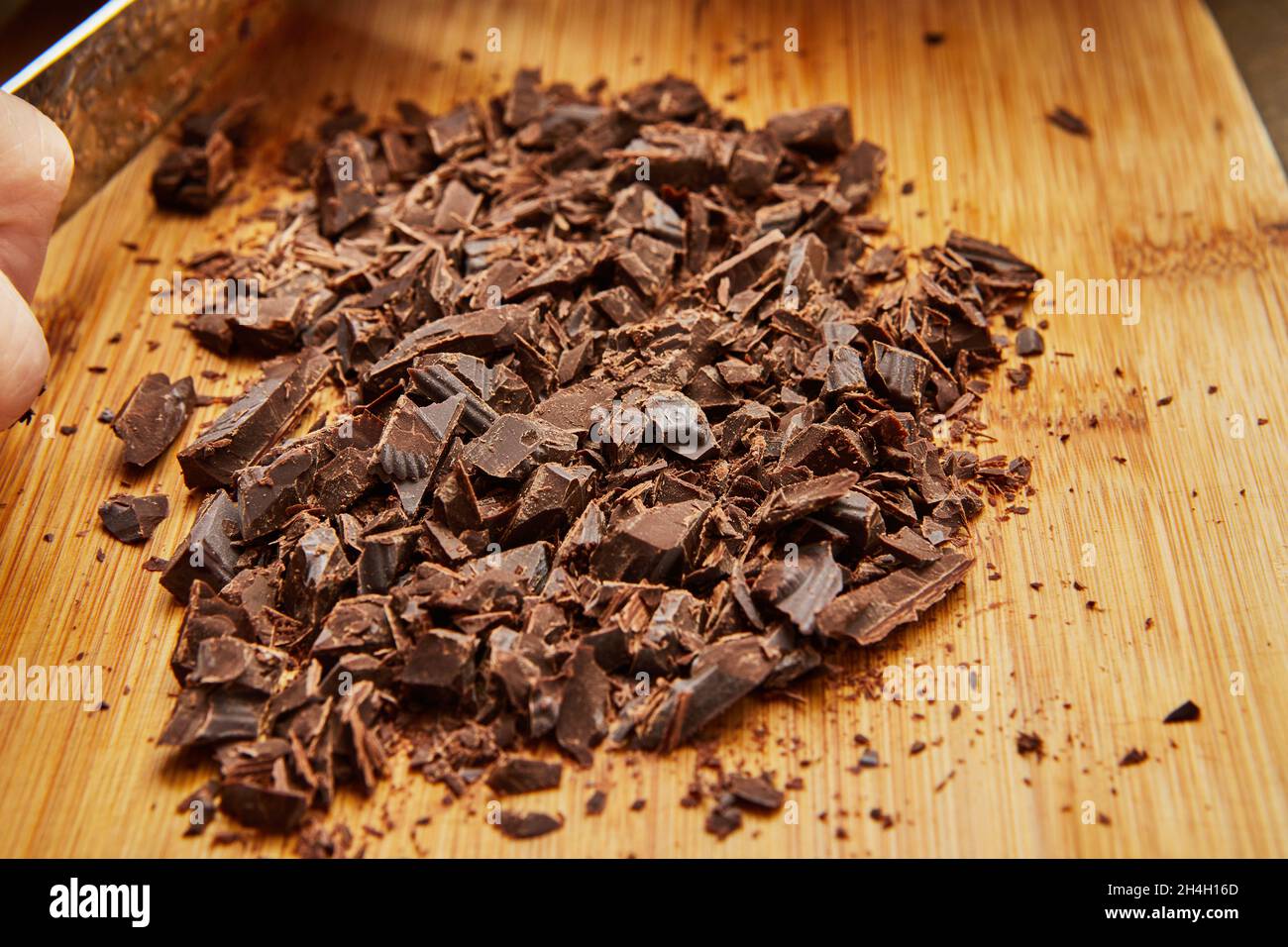 Chef cuts chocolate cake knife hi-res stock photography and images - Alamy