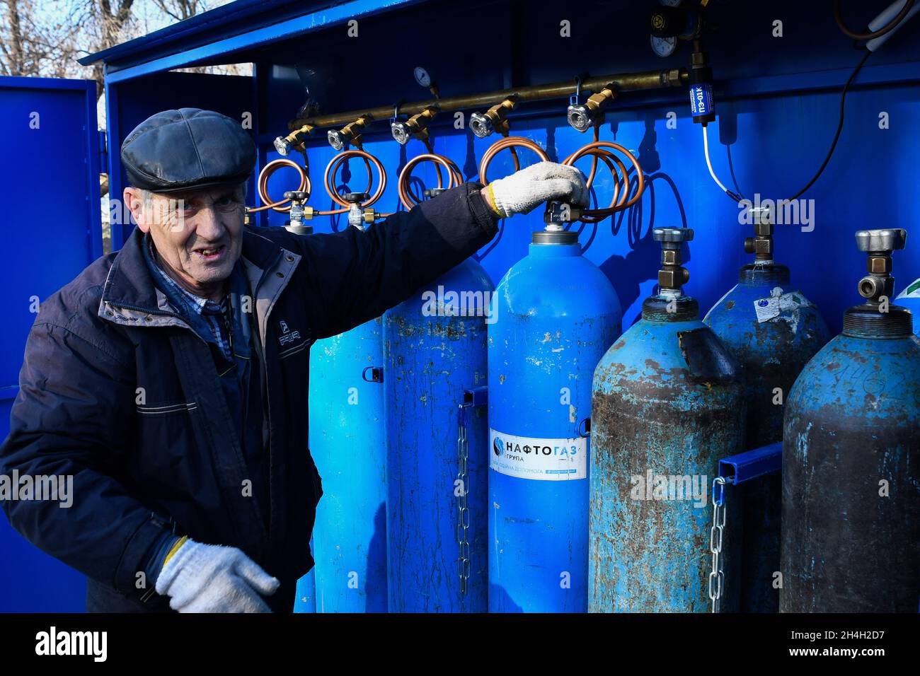 Medical gas cylinders hi-res stock photography and images - Alamy