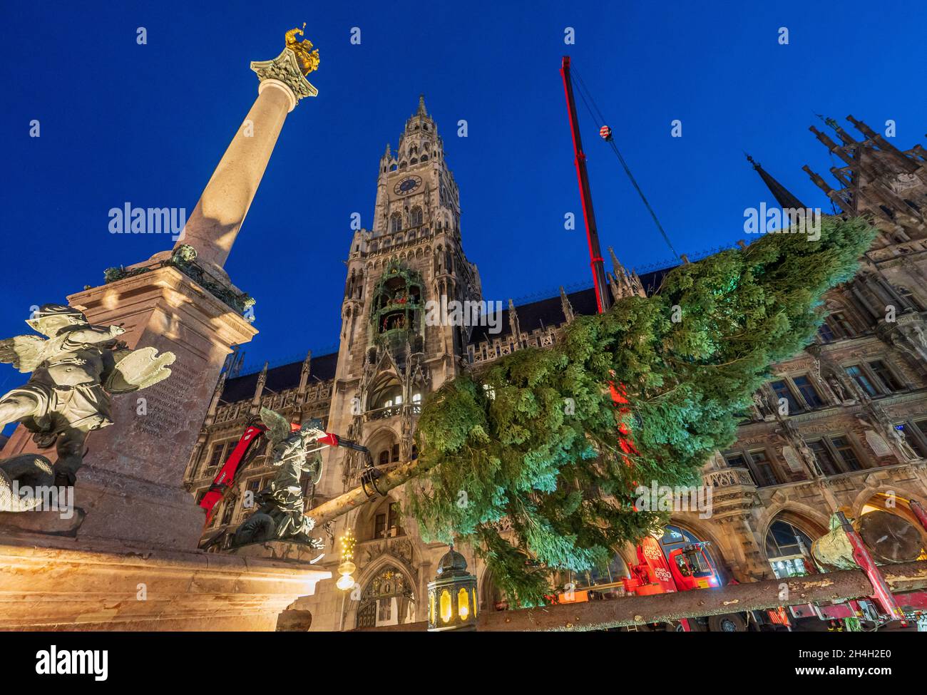 Munich, Germany. 03rd Nov, 2021. Employees of the municipal utilities ...
