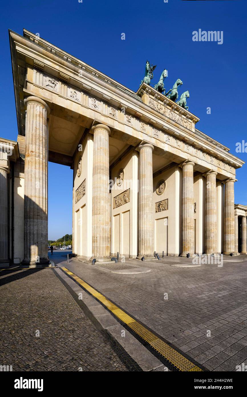 Archway builing hi-res stock photography and images - Alamy