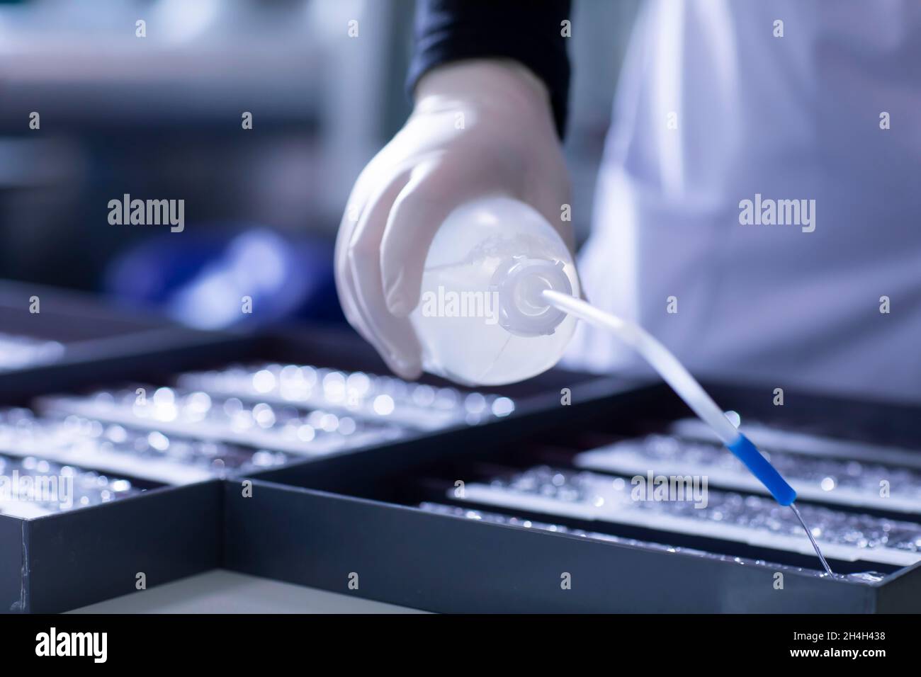 Sample processing with rinsing cycle in a histology laboratory ...