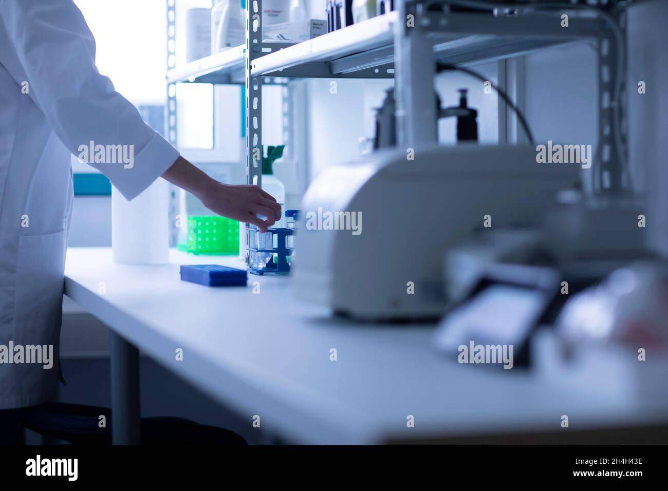 Sample processing laboratory containers hi-res stock photography and ...