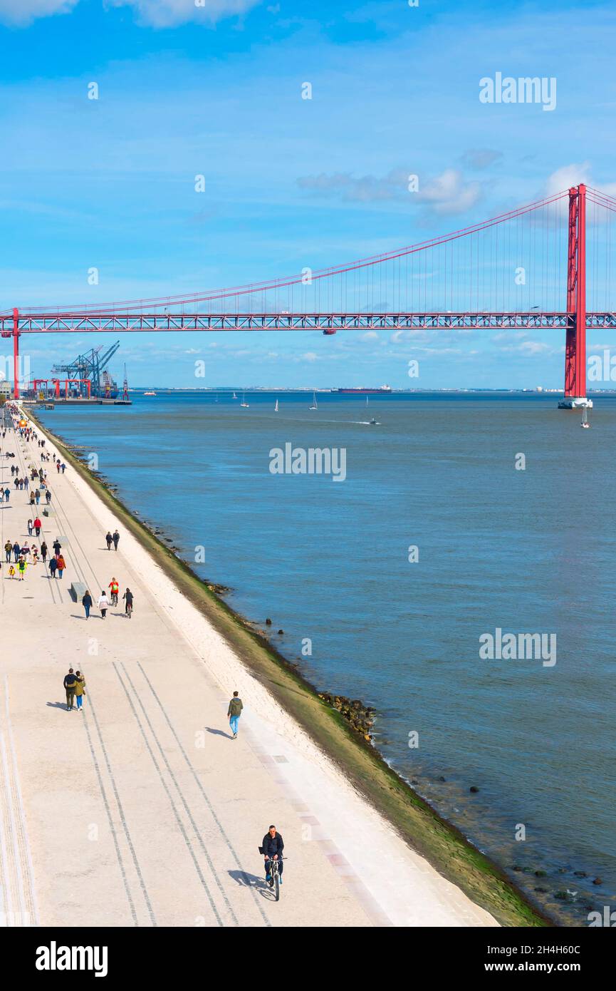 Ponte 25 de Abril, 25 April Bridge, former Salazar Bridge, over the ...