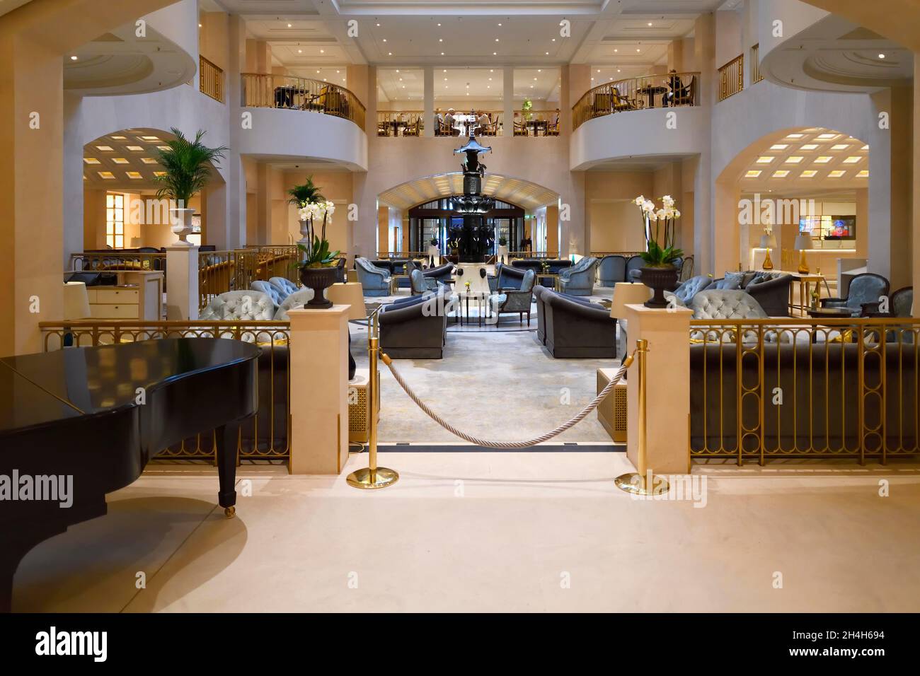 Hotel Adlon Kempinski lobby, Pariser Square, Unter den Linden, Berlin ...