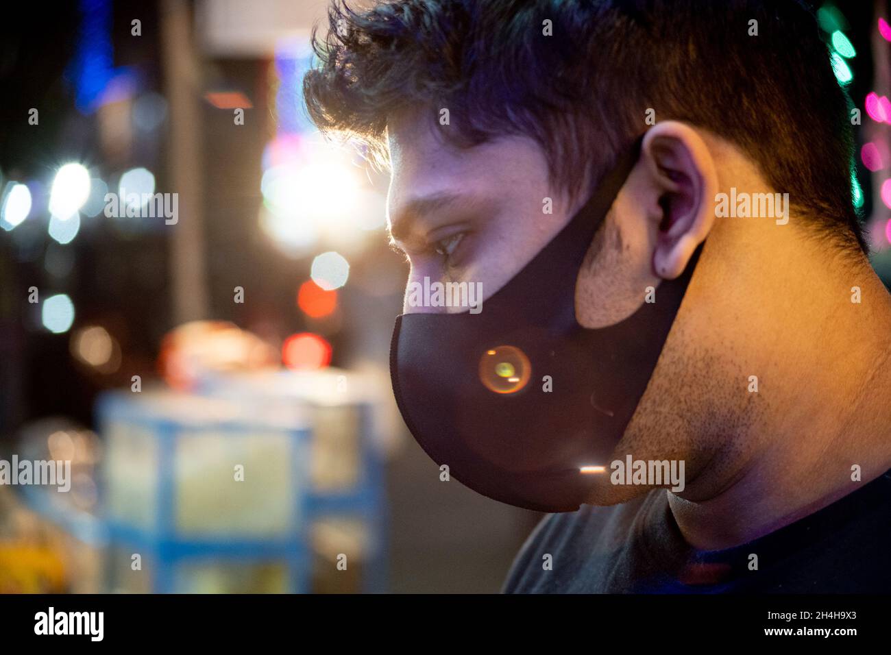 Young indian man wearing fask mask to protect against the COVID 19 ...