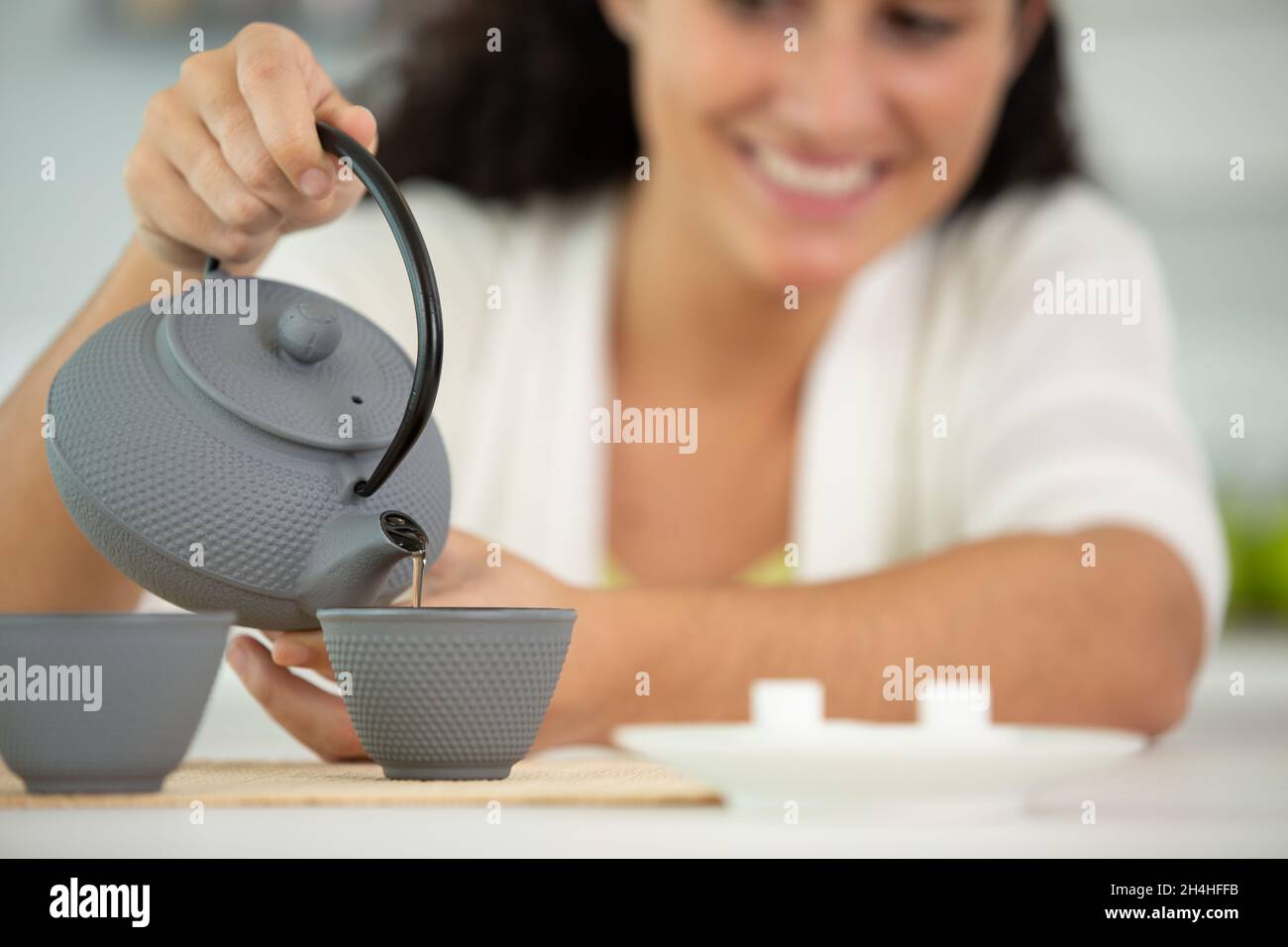 beautiful natural woman having tea in her kitchen Stock Photo - Alamy