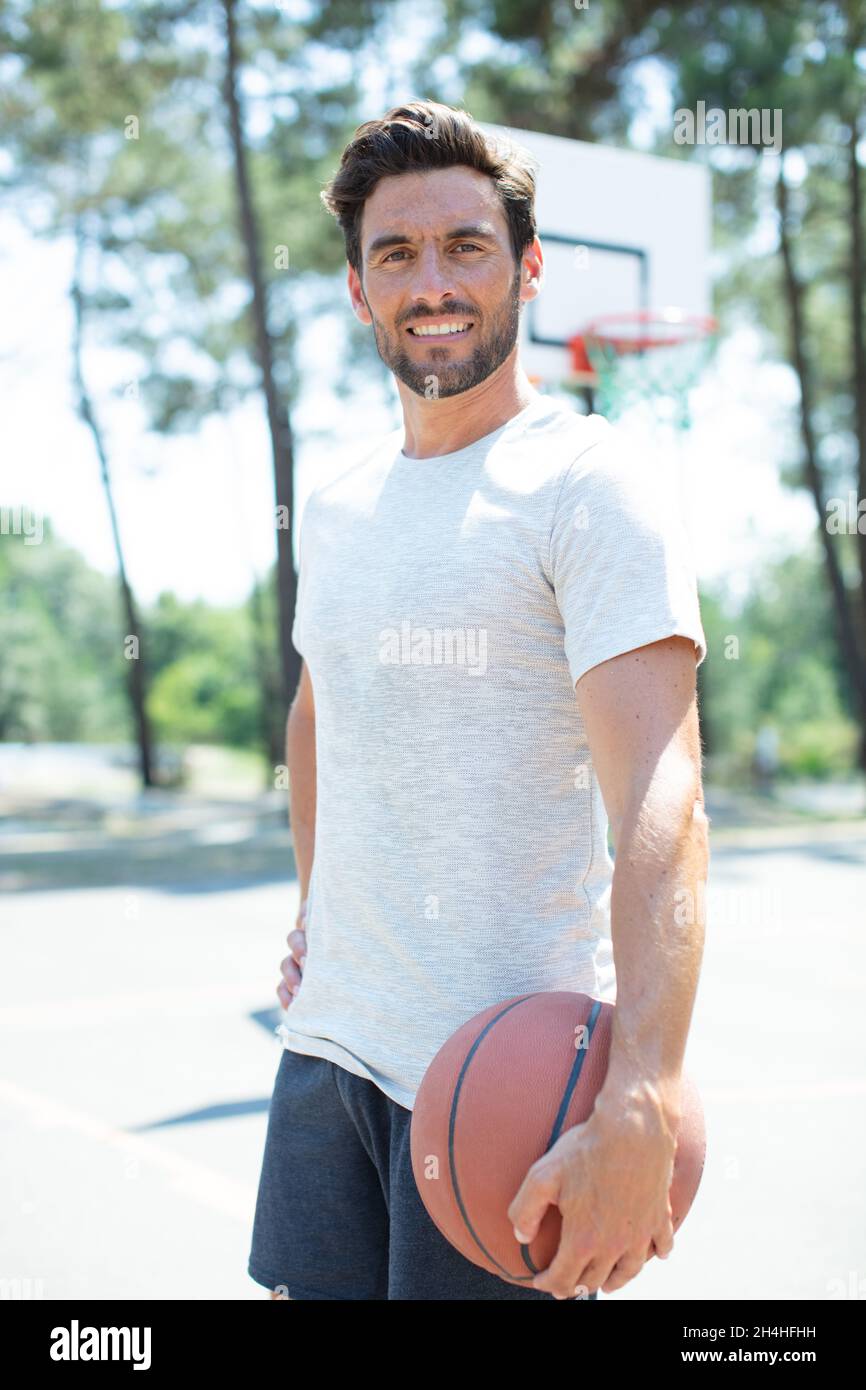 Basketball player bouncing skill hi-res stock photography and images ...